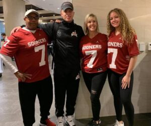 ¿Quiénes son los padres de Spencer Rattler? Conoce a Mike y Susan ...